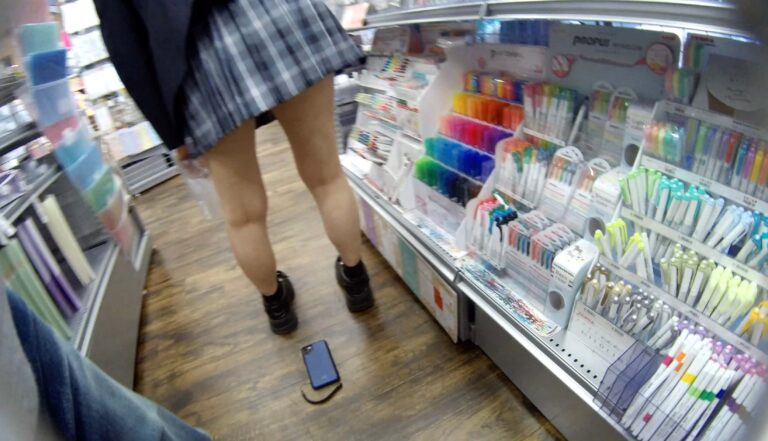 ドット柄パンツをアップで撮られたJK様編 禁断の逆さ撮りシーズン5 指定便10 - パンチラワールド（Pcolle&PALPISレビュー）