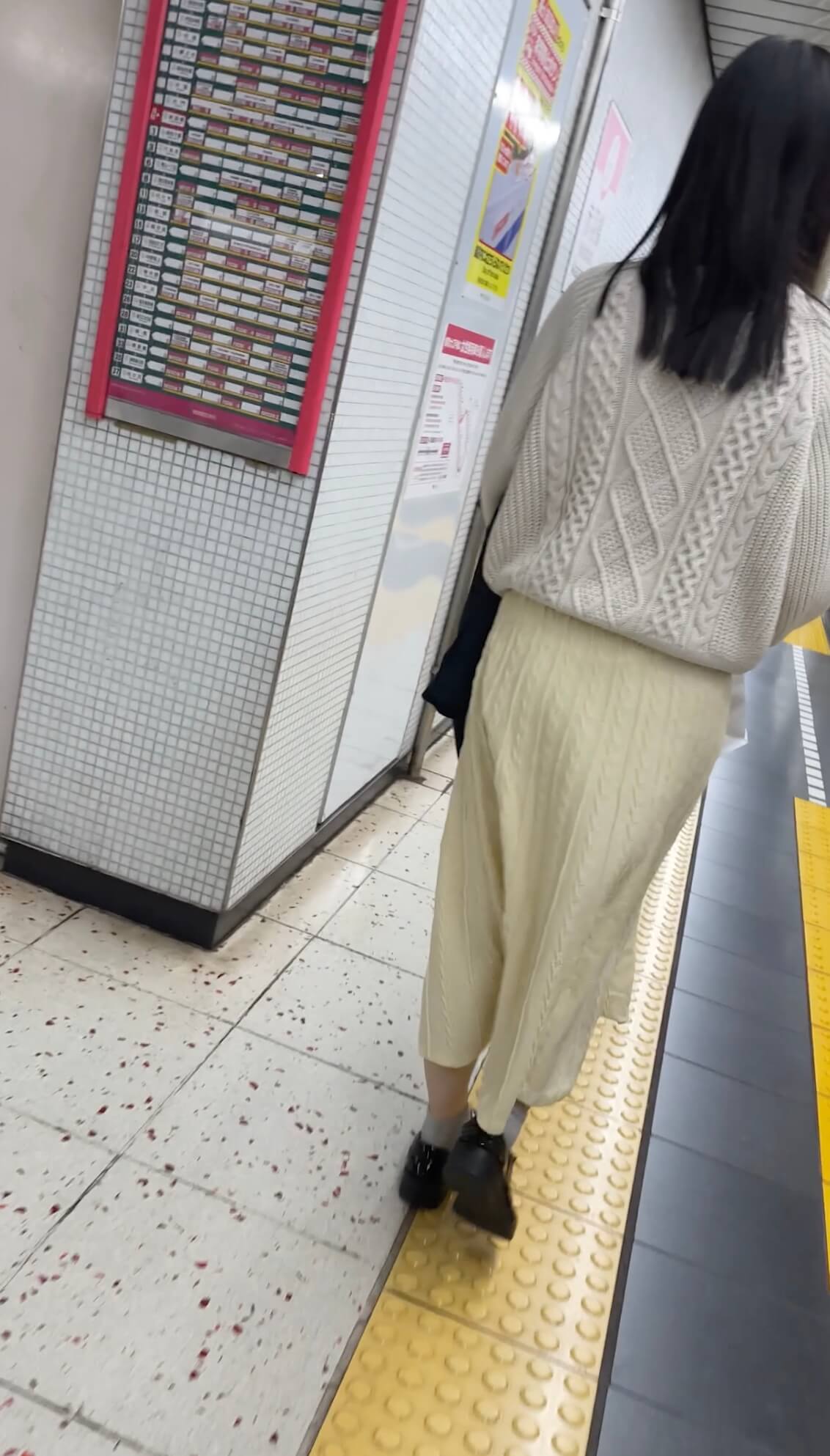 スカートカメラ突っ込みOL2人・JD～地下鉄のエスカレーター - パンチラワールド（Pcolle&PALPISレビュー）