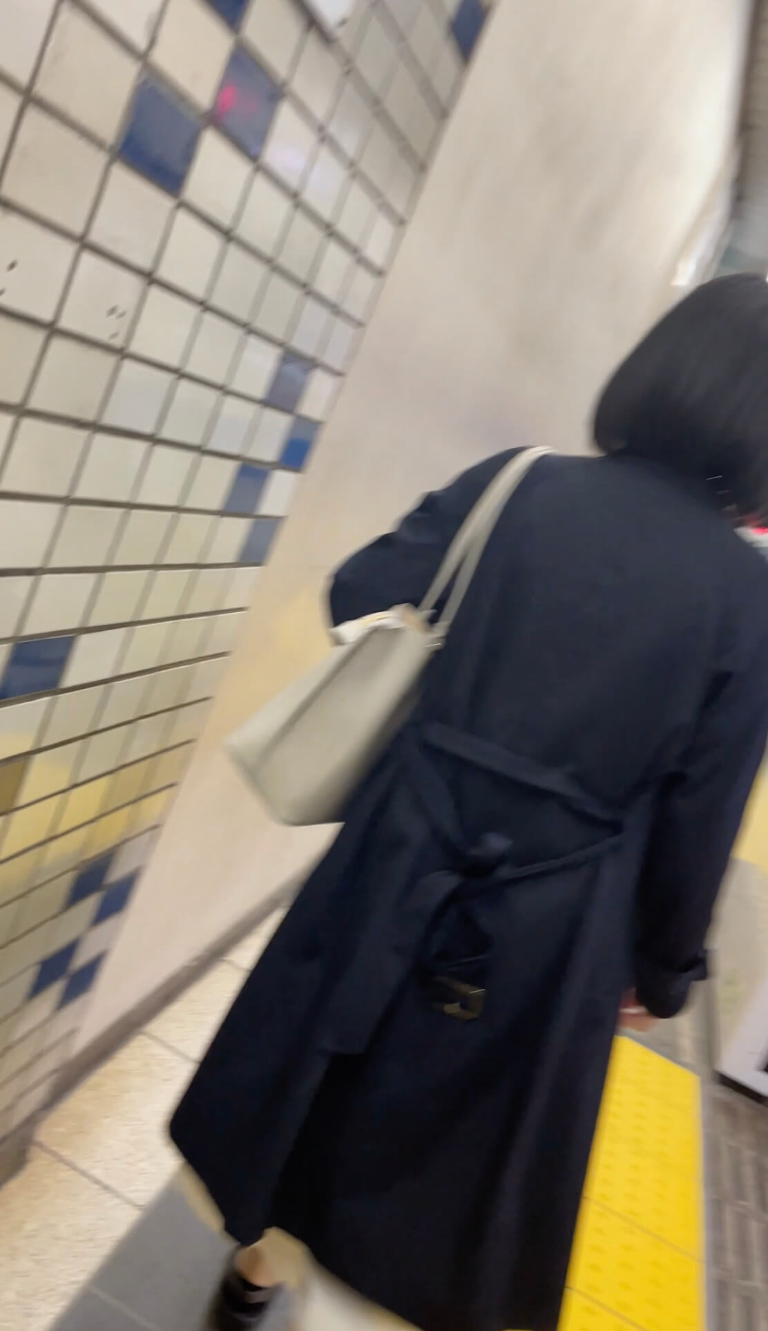 スカートカメラ突っ込みOL2人・JD～地下鉄のエスカレーター - パンチラワールド（Pcolle&PALPISレビュー）